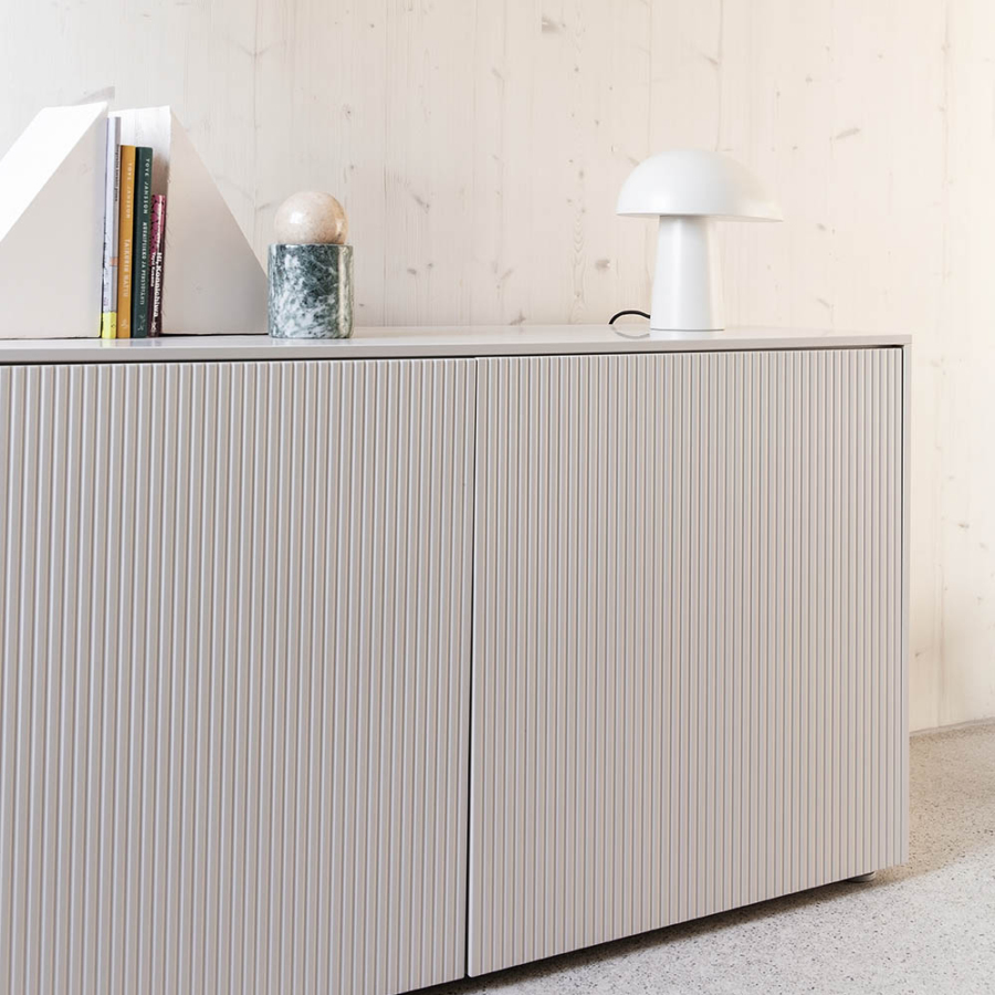 Bestå-lipaston Stripes-ovet ja peitteet kauniilla pinnalla